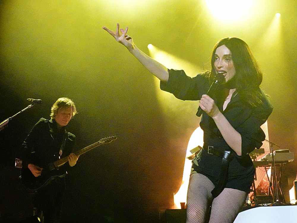 St. Vincent Rocks the Greek in LA on ‘Born Screaming’ Tour – Photos ...