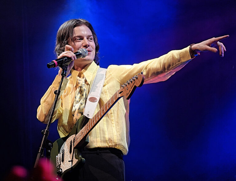 Børns Returns to the Stage with New Music and Gets Warm Welcome in Los ...