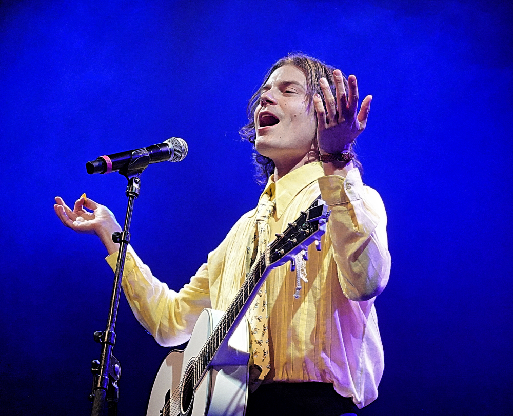 Børns Returns to the Stage with New Music and Gets Warm Welcome in Los ...