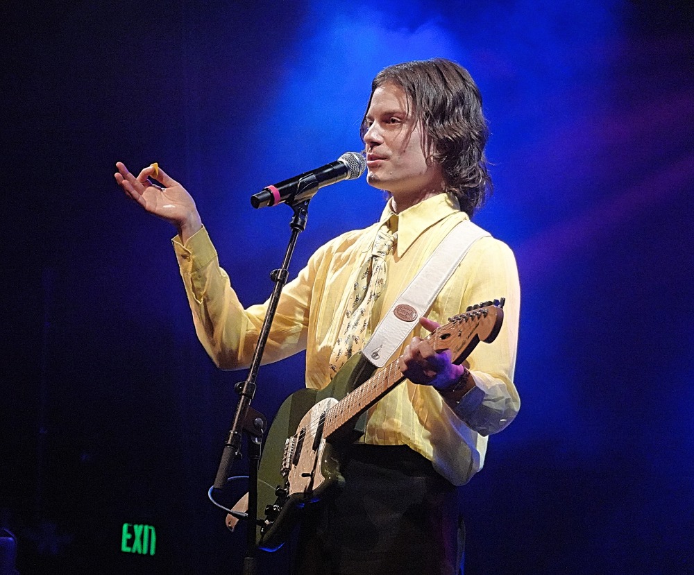 Børns Returns to the Stage with New Music and Gets Warm Welcome in Los ...